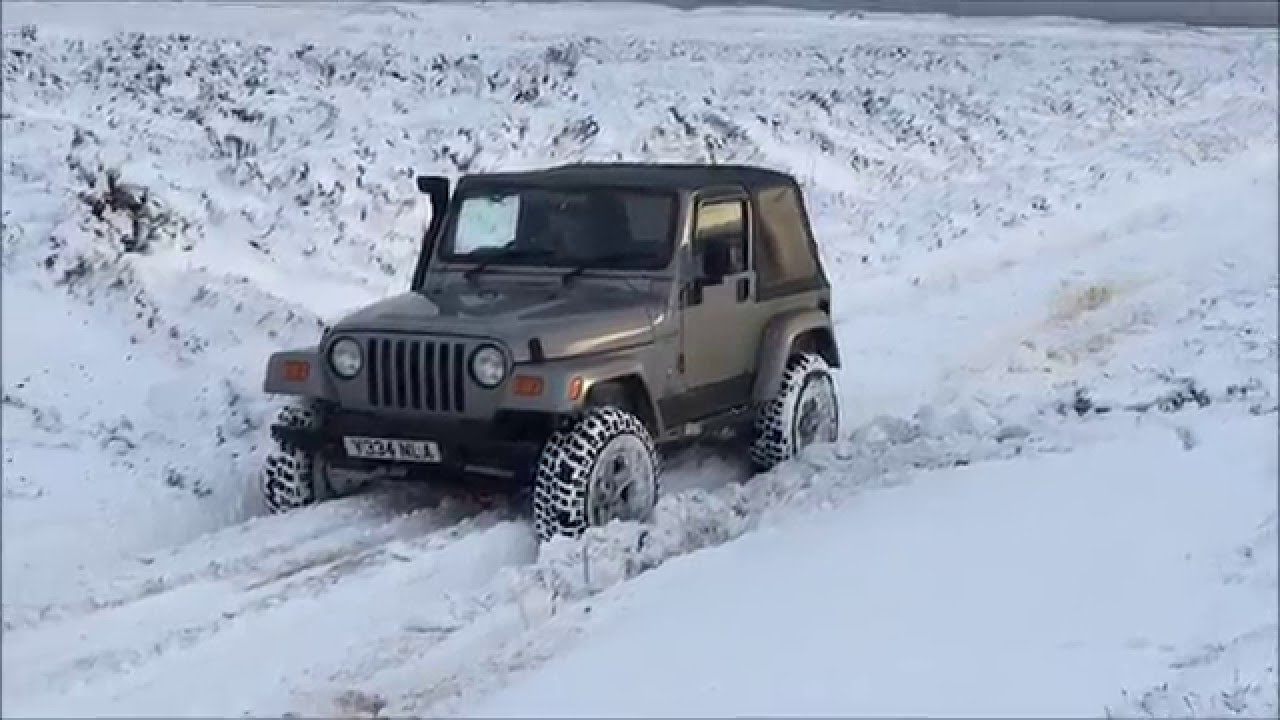 Jeeps driving over snow covered Rudland Rigg - North Yorkshire 2016 ...