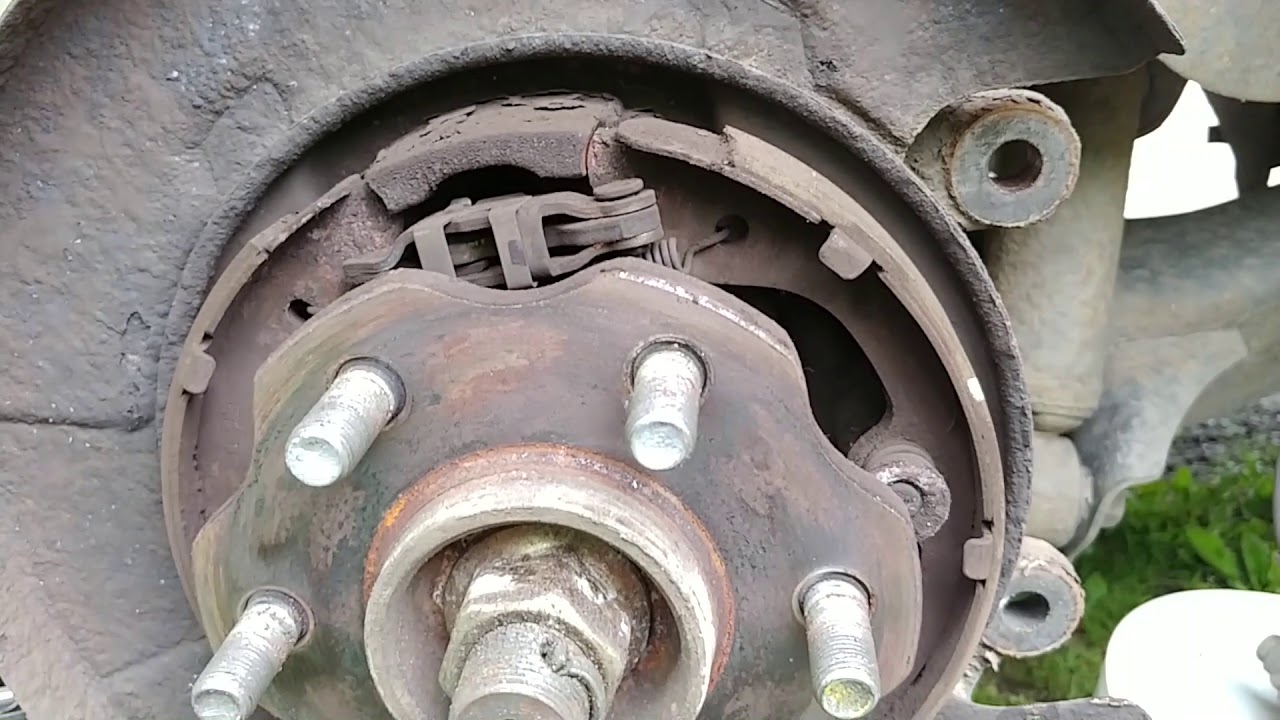 Seřízení ruční brzdy a výměna brzdových destiček Nissan - YouTube