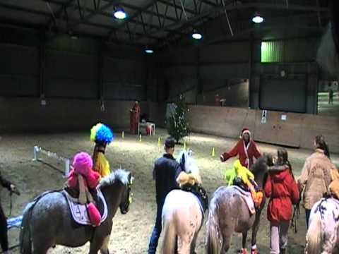 Julshow på Strängnäs Ridskola 2011 småhästarnas race.MOD - YouTube