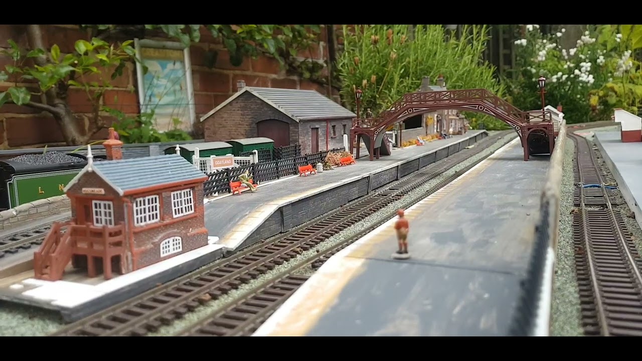 Oo gauge garden railway Hornby live steam Mallard. - YouTube