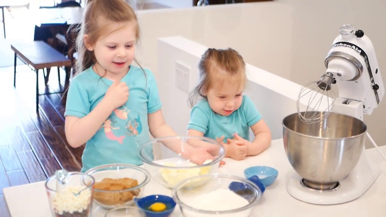 Victoria & Alice Cook Chocolate Chip Cookies!! - YouTube