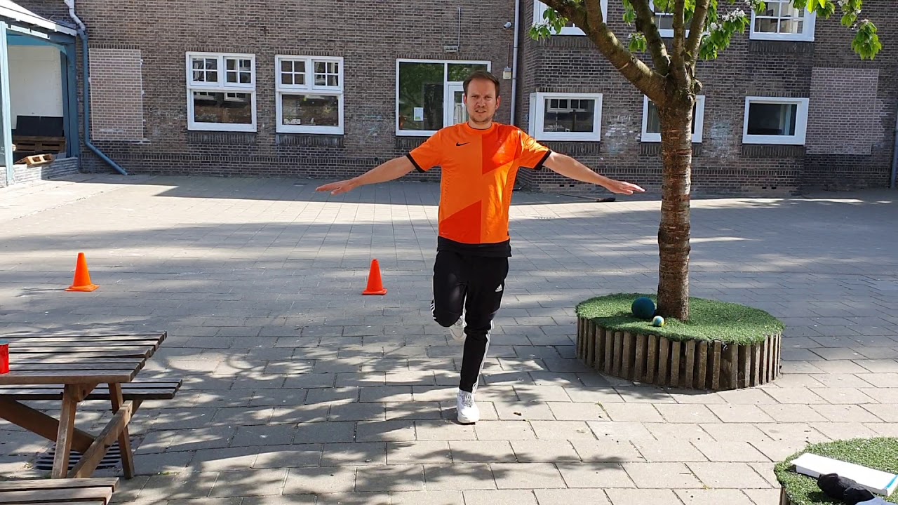 Basisschool Wereldwijs Gymles - Balanceren op 1 been - YouTube