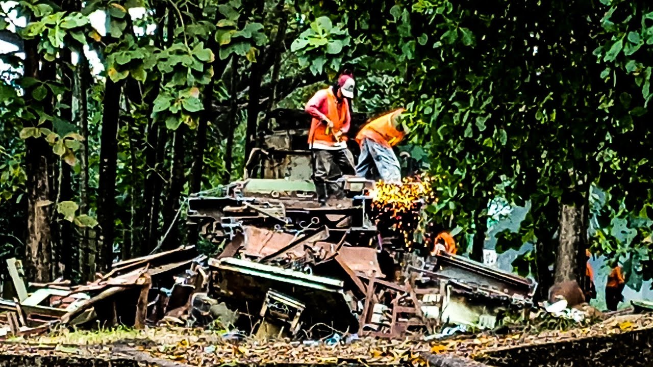 Melihat Proses Perucatan LOKOMOTIF CC 201 83 49 (130R) Eks PLH Tragedi ...