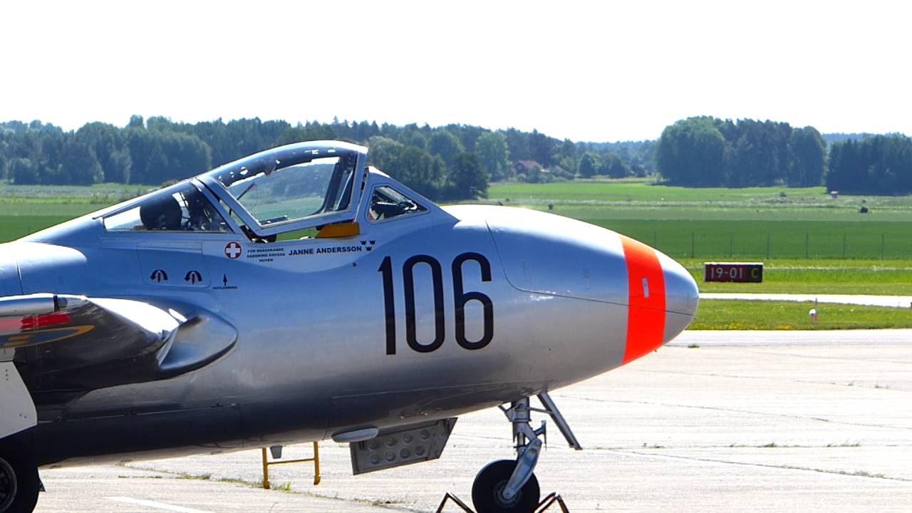 De Havilland DH 115 Vampire/J28 och en vackert glänsande Douglas DC-3 ...