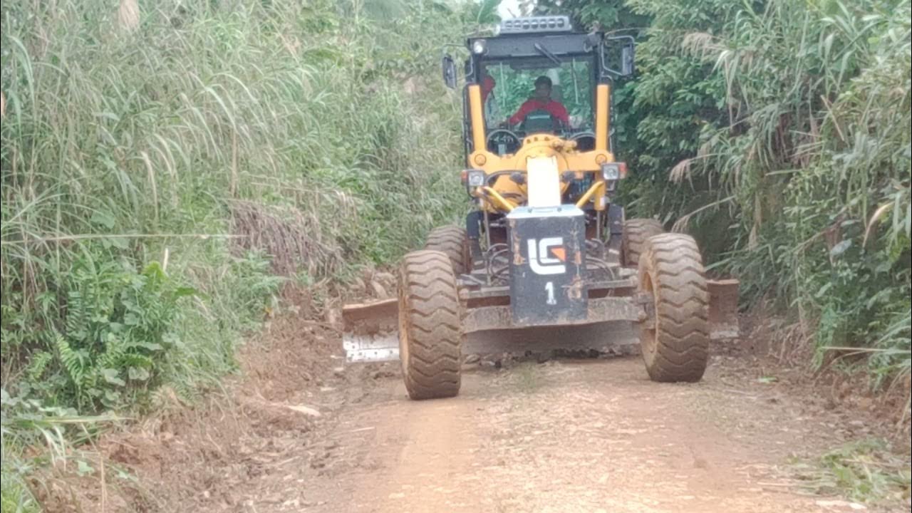 road rehab, grader work spreading CLG 4165 liugong on the road - YouTube