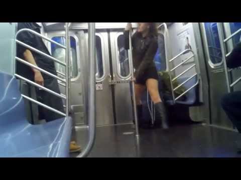 Metro da Sexy Direk Dansı (Sexy Make Pole Dancing in Subway)