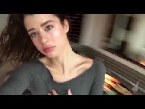 Lingerie model pursues a fashionable blue dress style that is both sexy and elegant