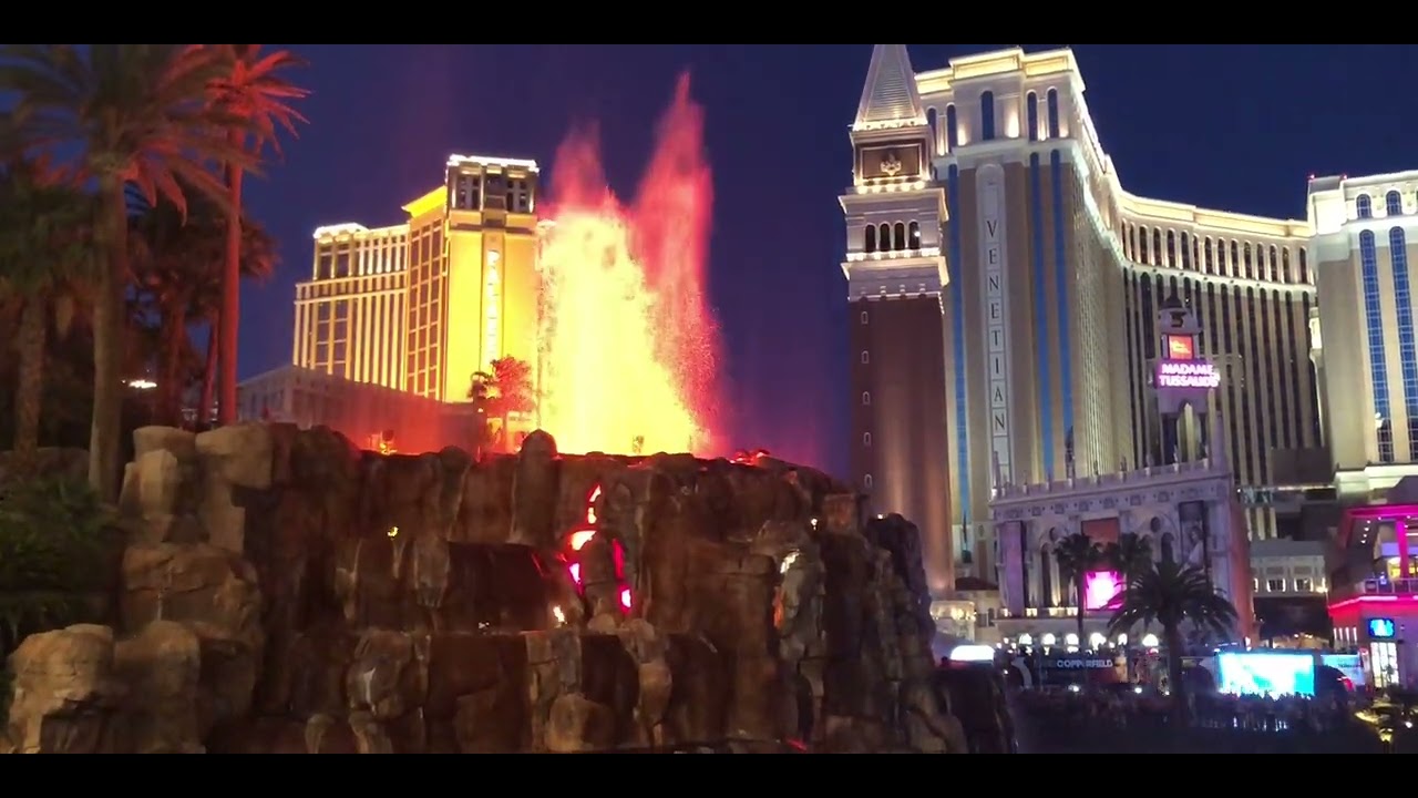 Artificial volcano 🌋 fire at Las Vegas - YouTube