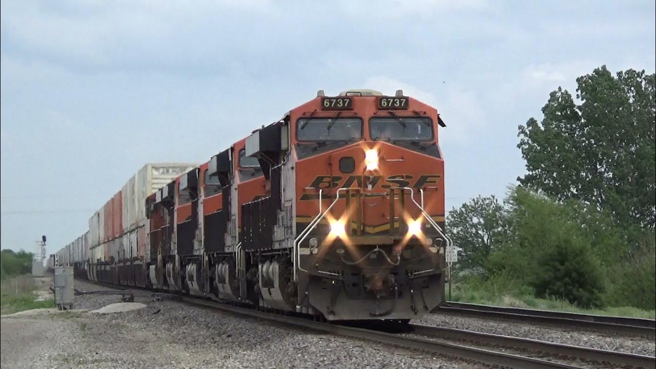BNSF ES44C4 6737 Leads 70mph Five-Engine WB Z-Train on 5/25/21 - YouTube