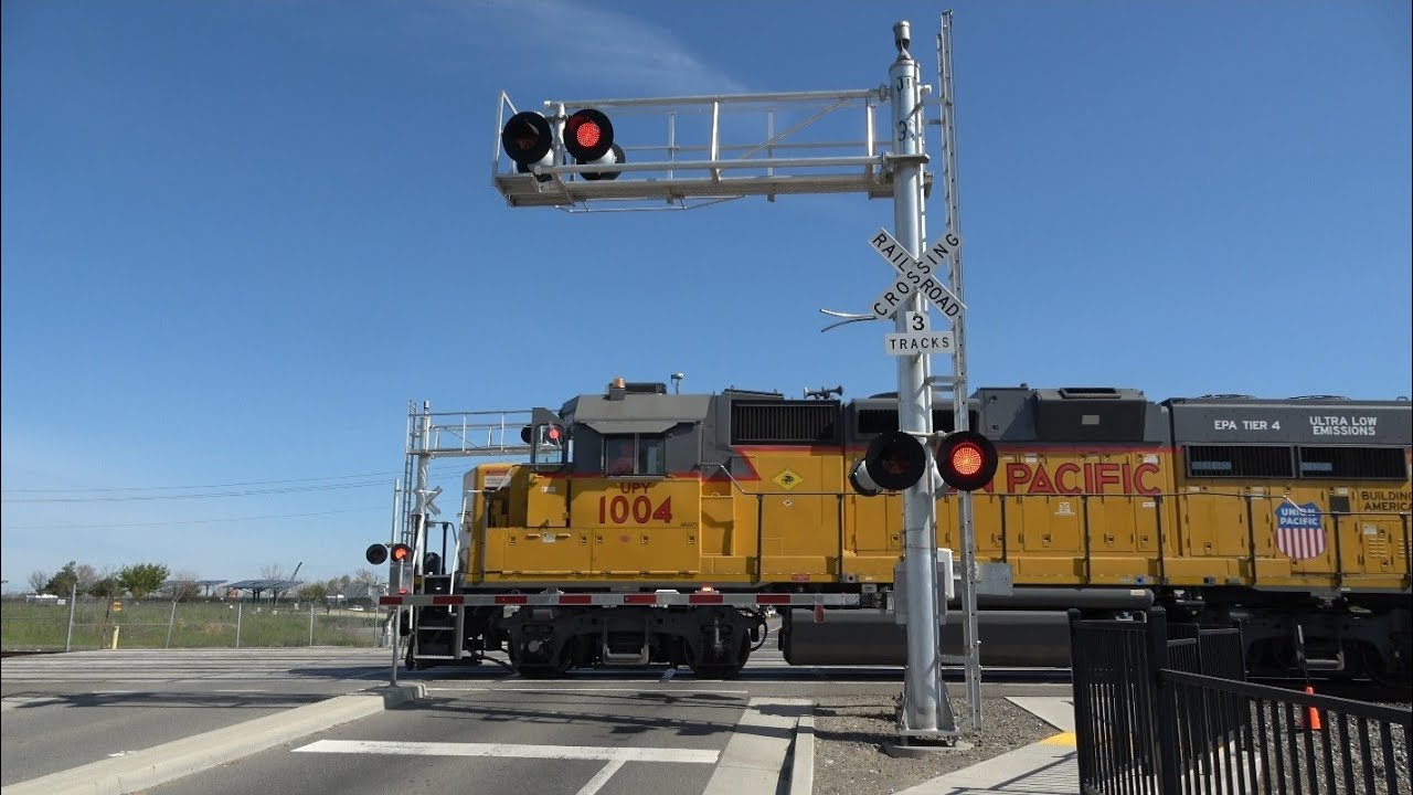 UPY 1004 Florin Flyer Local Light Power West - 28th St. Railroad Crossing Sacramento CA - YouTube