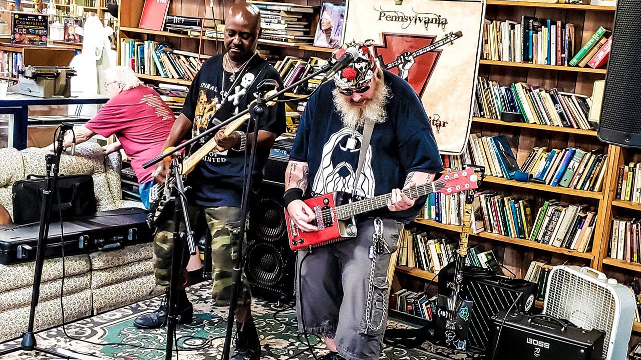 Dee Calhoun (with Louis Strachan) - 2022 Pennsylvania Cigar Box Guitar ...