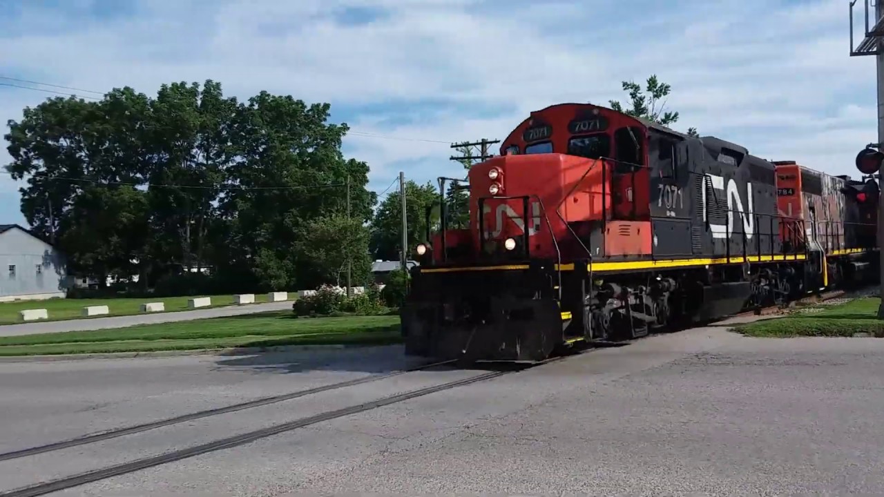 CN very short freight train, Thorndale ON (2019-Aug-20) - YouTube