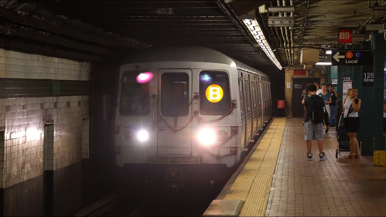 MTA Subway R46 trains running on the B line - YouTube