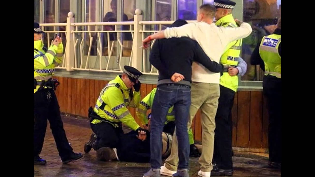 police action selfie photo while arresting a drunk - YouTube