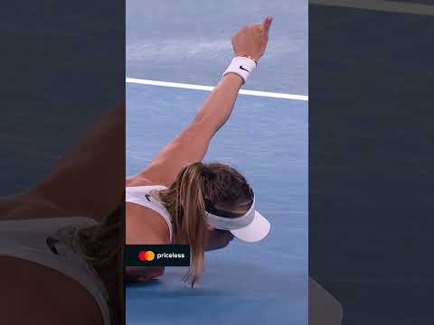 Badosa trips and FALLS! 🫢