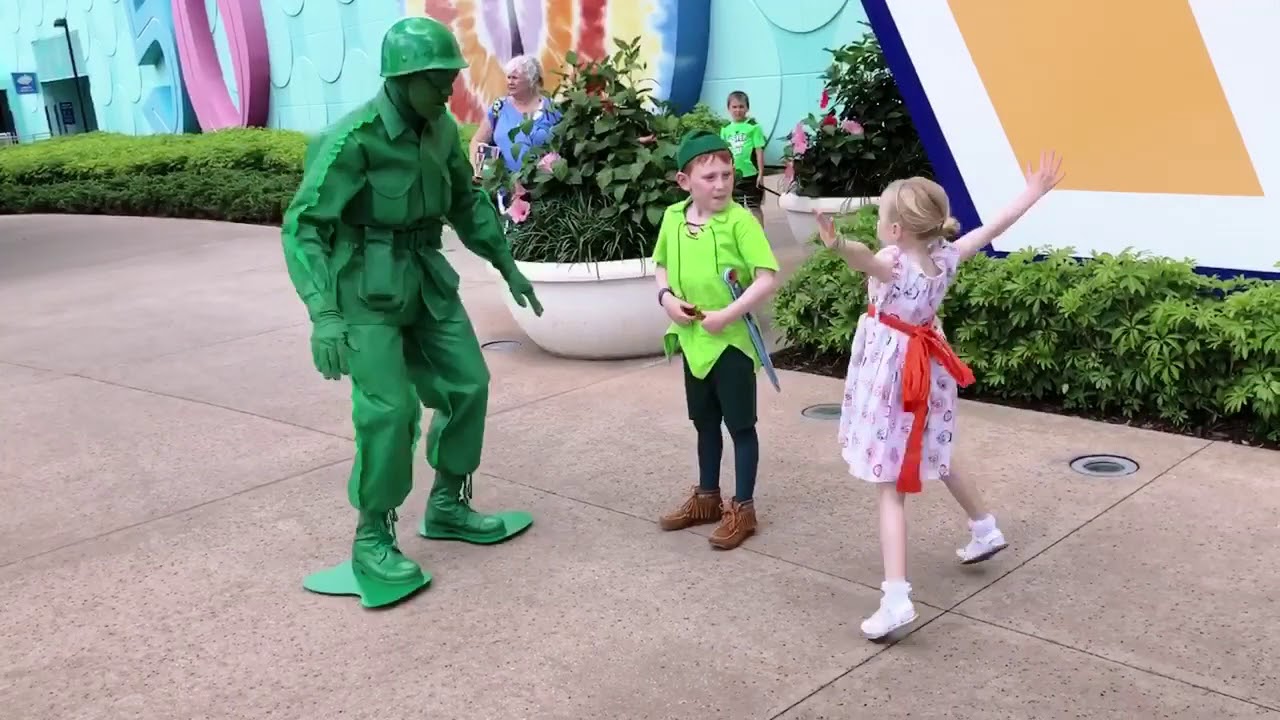 Little Peter and Livvy become the Green Army Men’s newest recruits!! ⭐️ ...