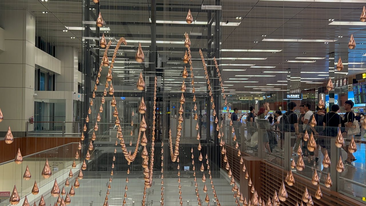 WORLD’S LARGEST ART SCULPTURE “KINETIC RAIN” DANCING GOLDEN RAIN DROPS at CHANGI AIRPORT ...
