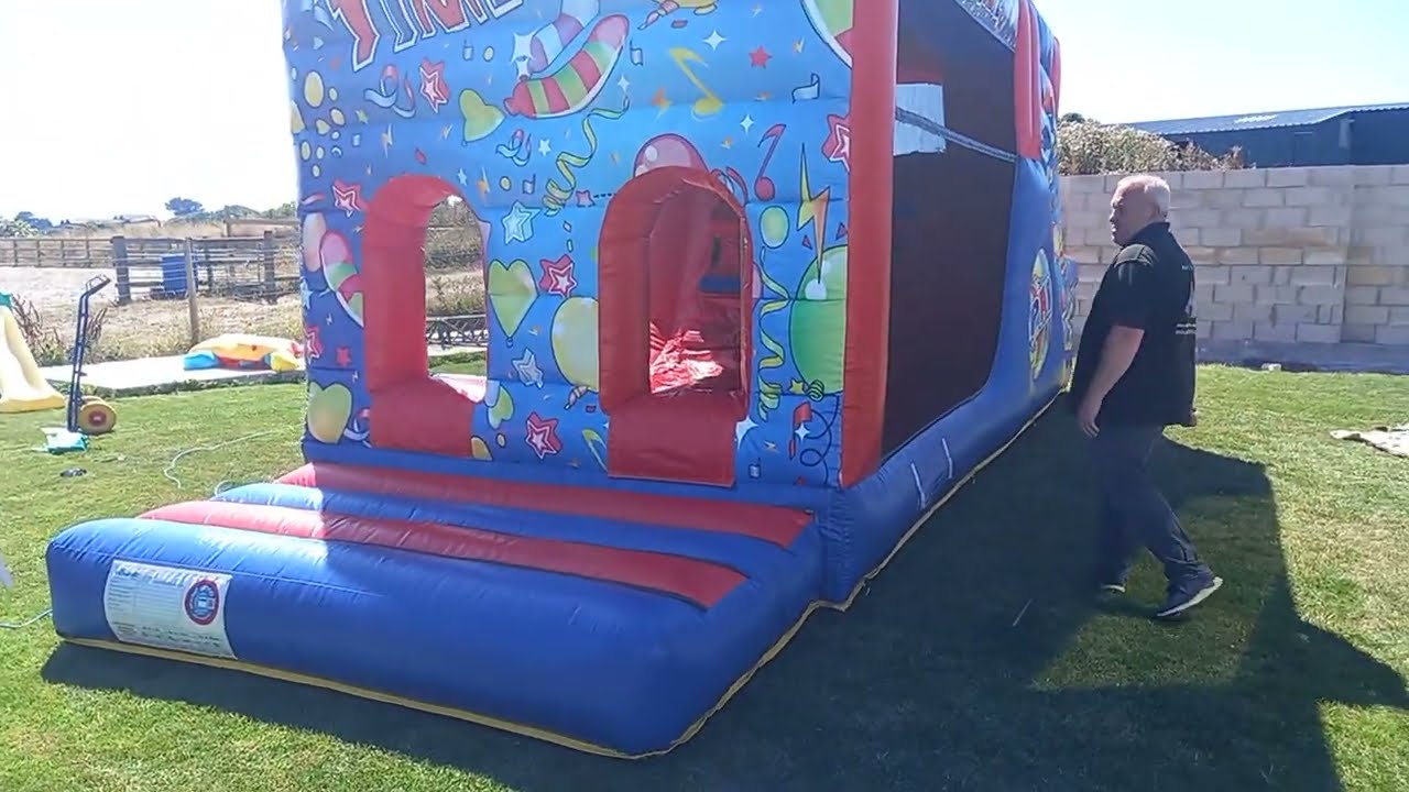 Fun Run Bouncy Castle Set-up Part four @toddlers go NUTS! - YouTube