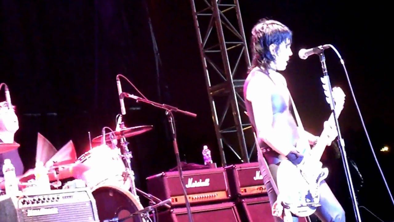 Joan Jett - French Song - Hollywood Park 4-23-10 - YouTube