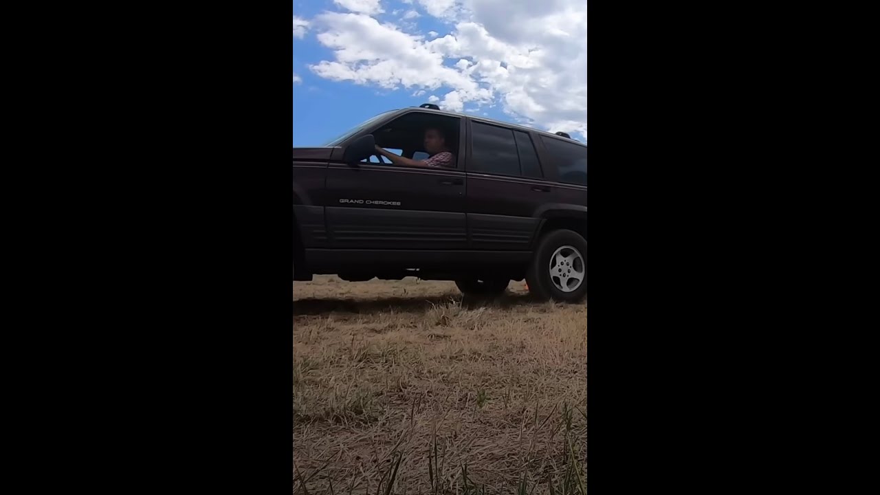 New Ford Bronco vs Clapped Out Jeep Grand Cherokee Tug-of-War! - YouTube