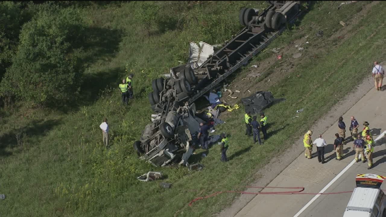 Semi crash causes traffic delays on eastbound I-696 - YouTube