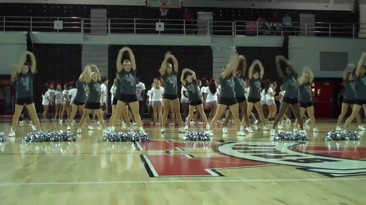 VSU Red Hots and Cheerleaders Homecoming Performance - YouTube
