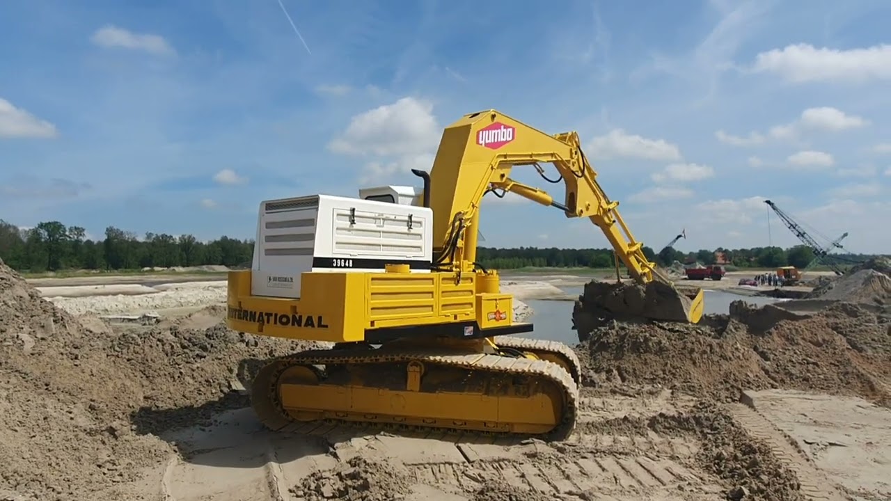 International Yumbo 3964B - YouTube