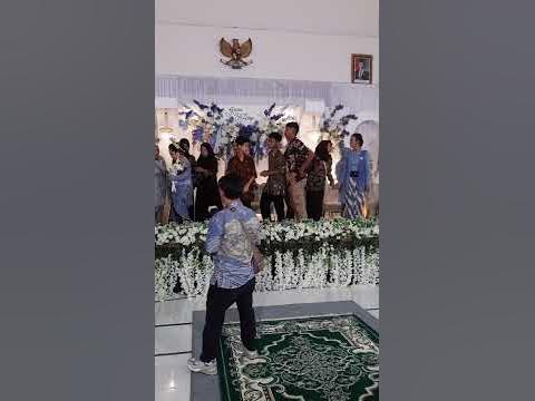 foto bersama mempelai kedua pengantin tamu undangan pelaminan acara resepsi pernikahan pakaian ...