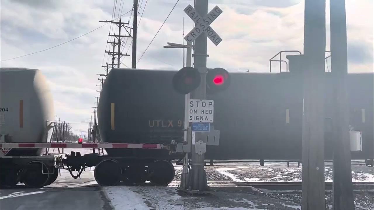 CN 8825 west leads M399 (01/15/2024) - YouTube