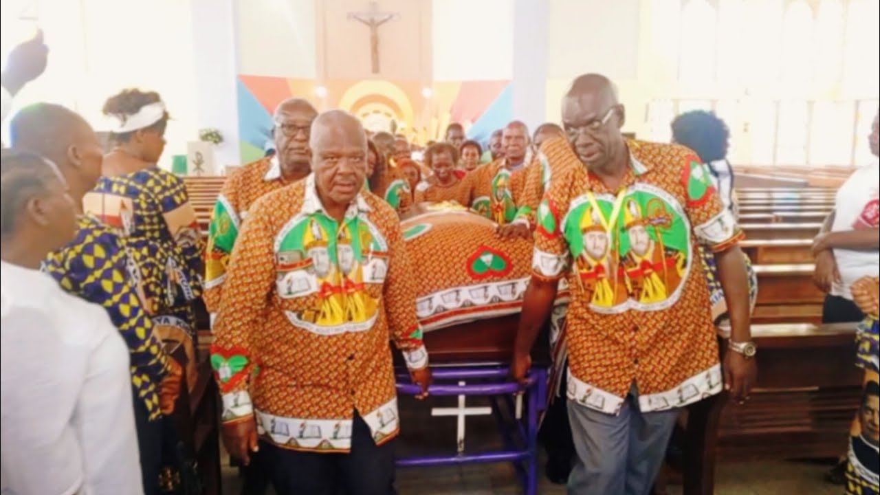 WAZEE NA WASTAAFU WAKATOLIKI WALIVYOUTOA NJE YA KANISA MWILI WA MWENZAO ...