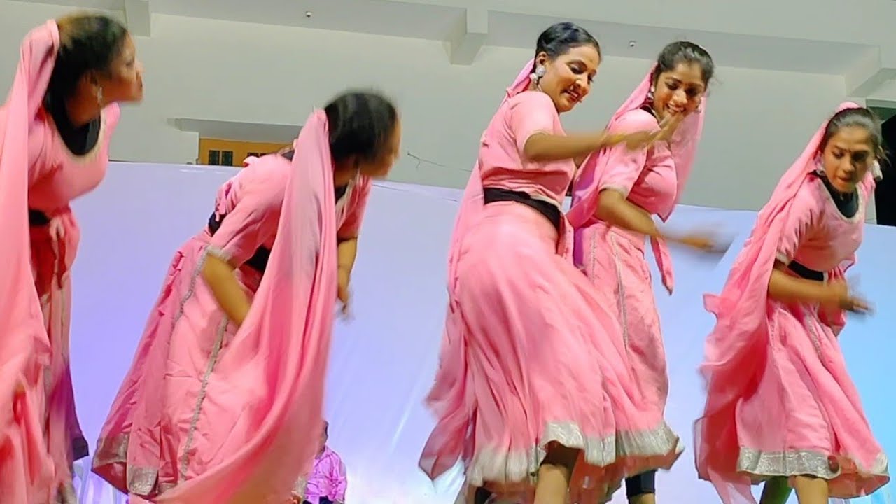 Nenu train lona pothunna pinni song dance performance by Jhansi at ...