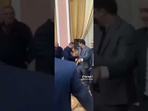 Zərdab DYPB Rəisi Razi Hüseyinov  ağ köynəkli içib şo gösdərir