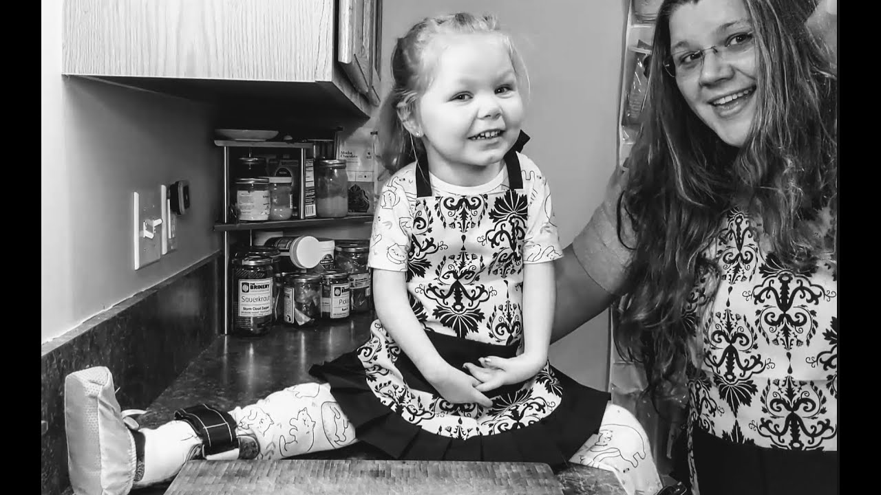 AMC Princess Ana & Nana MAKING cookies! - YouTube