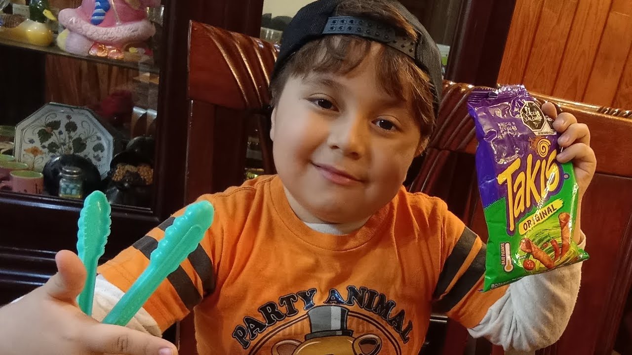 Pepino loco con Takis. Reto viral - YouTube