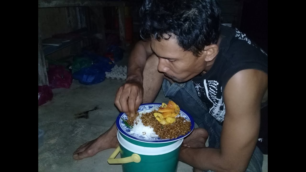 Mukbang mie goreng cabe super pedas campur nasi + sayur gedang - YouTube