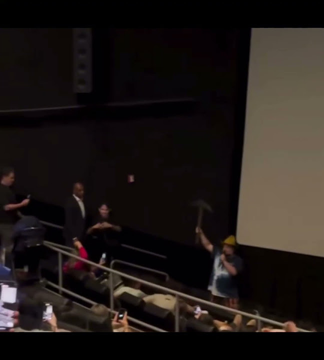 jack black crashes minecraft premiere 😱 #minecraftmovie #jackblack - YouTube