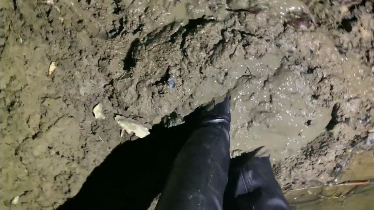 Women’s Boots and Jeans Stuck in mud 1 - YouTube