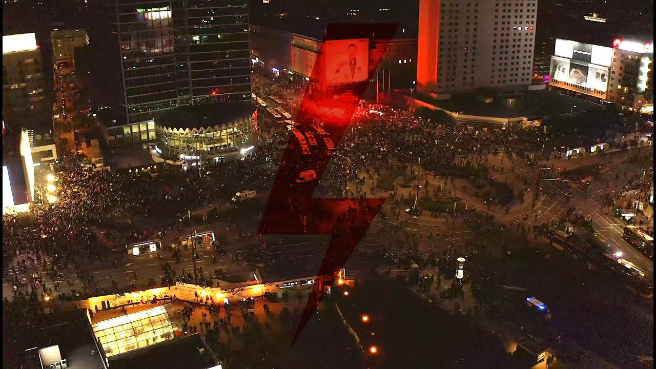 #StrajkKobiet w Warszawie z DRONA - YouTube