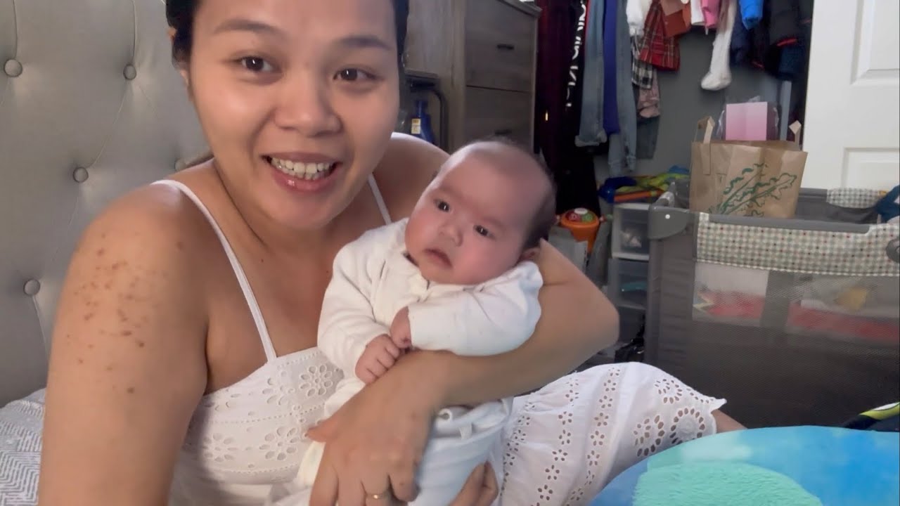 Emily bám mẹ như sam ,mẹ mua đồ chơi mới cho bé tập phản xạ - YouTube