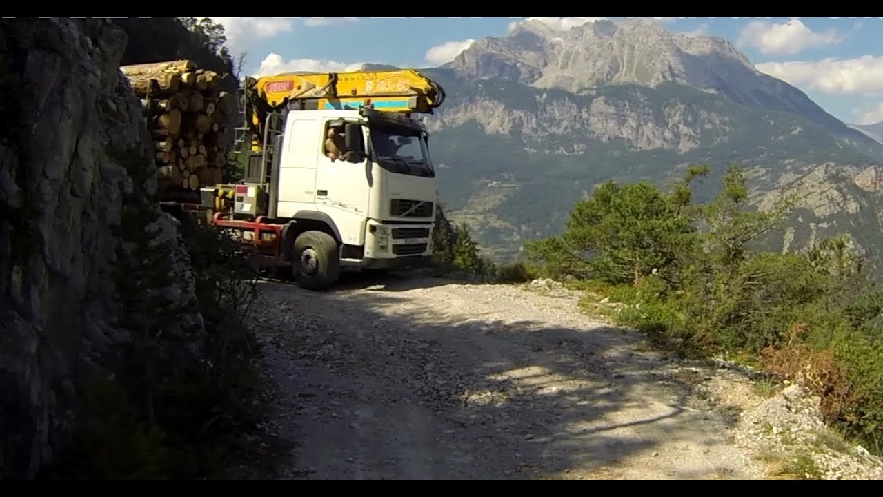 Chauffeur de grumier en montagne descente de la roche !!! - YouTube