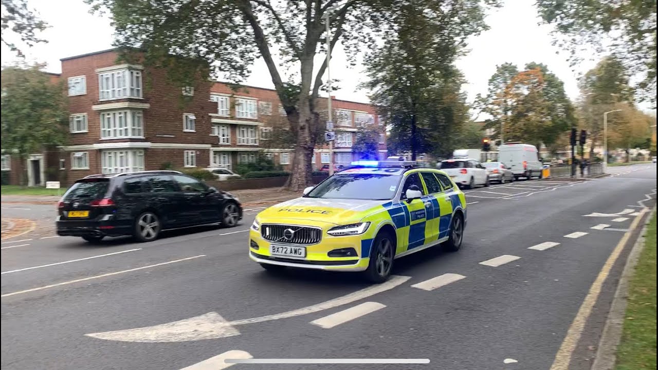 *AT SPEED* Metropolitan Police Volvo V90 Area Car Responding towards ...
