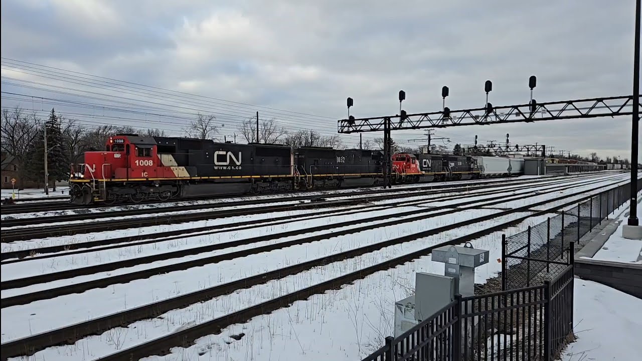 IC SD70s 1008/1032 and IC GP40-2Rs 3108/3138 lead a SB CN mixed manifest Homewood, IL 02/16/25 ...
