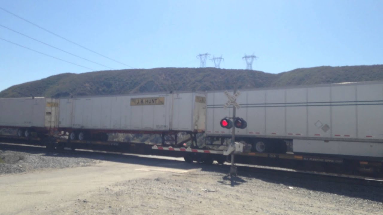 UP 4032 Leads Southbound Intermodal Train passes through Blue Cut CA ...