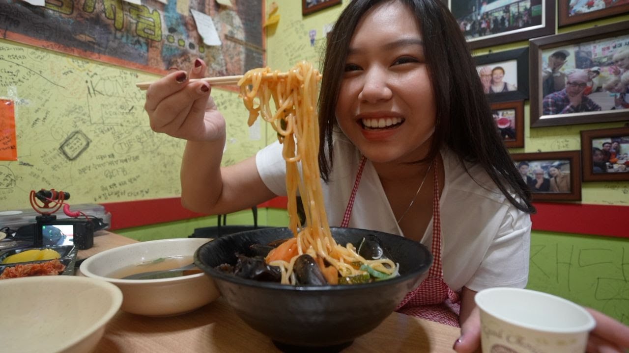 MAKAN MIE JJAMPONG TERPEDAS DI KOREA! - YouTube
