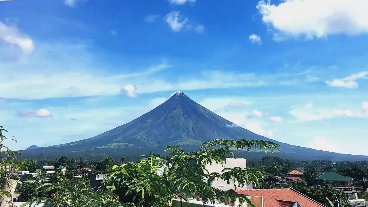 5 minutes view of majestic Mayon Volcano at Alert Level 1 (TIME LAPSE ...