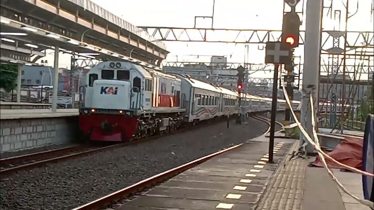 KERETA API SINGASARI MELINTAS LANGSUNG DI STASIUN JATINEGARA - YouTube