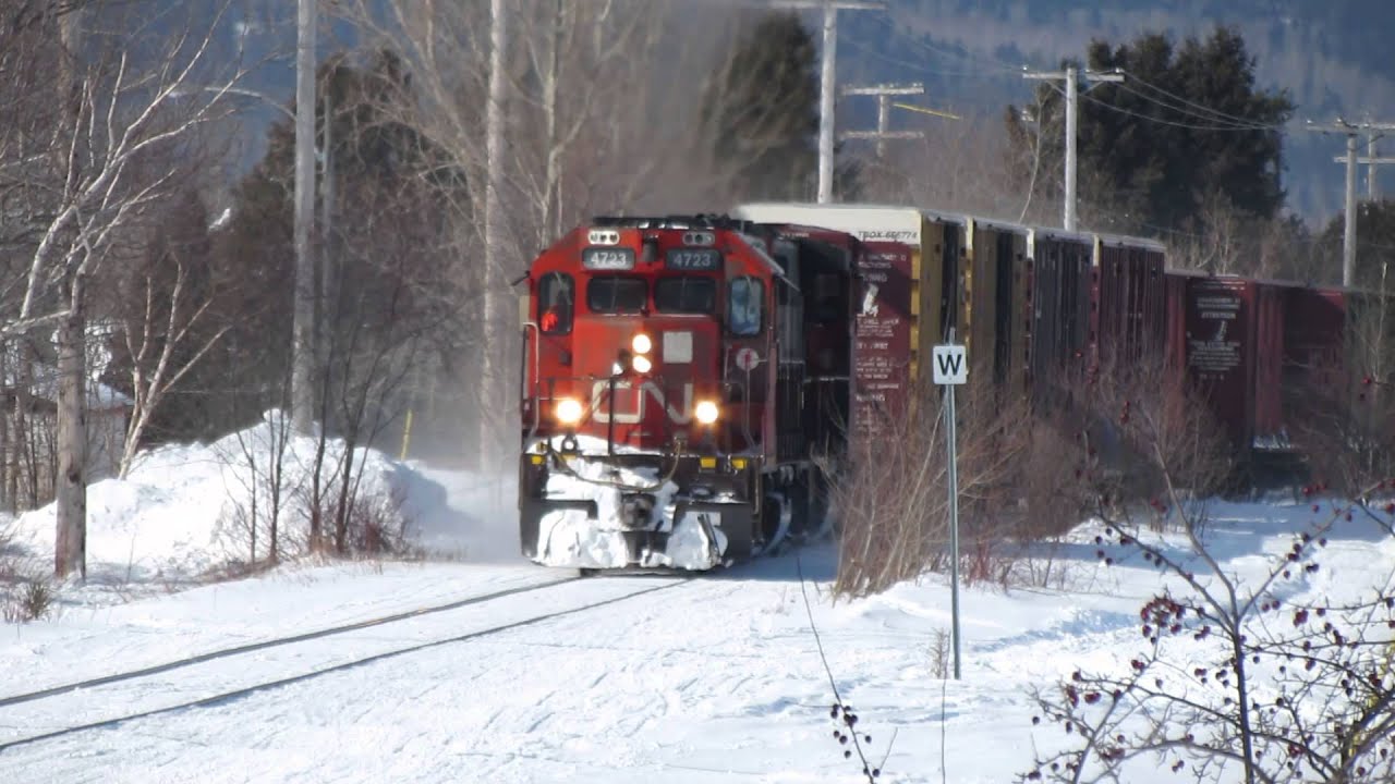 CN 556:NB avec CN 4723 & CN 9675 a Desbiens/Qc 4 mars 2014 - YouTube
