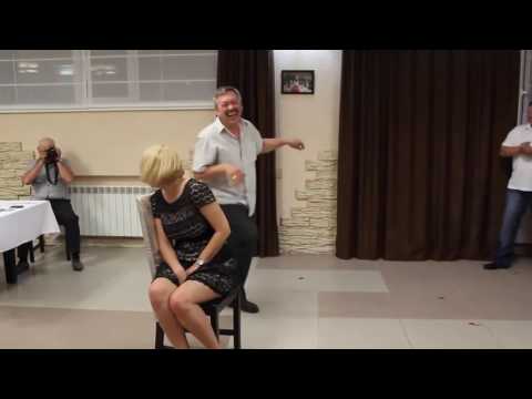 Sarhoş Kadın Sandalyede Eğleniyor