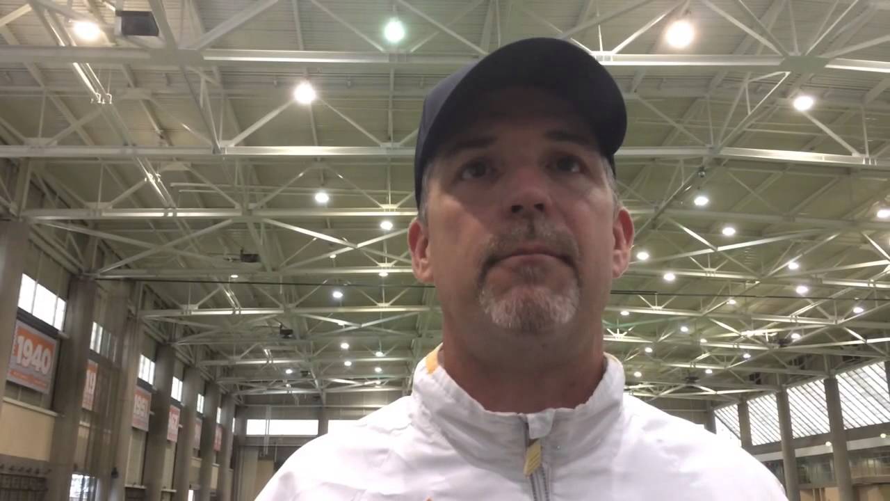 UT O-line coach Don Mahoney on Jashon Robertson - YouTube