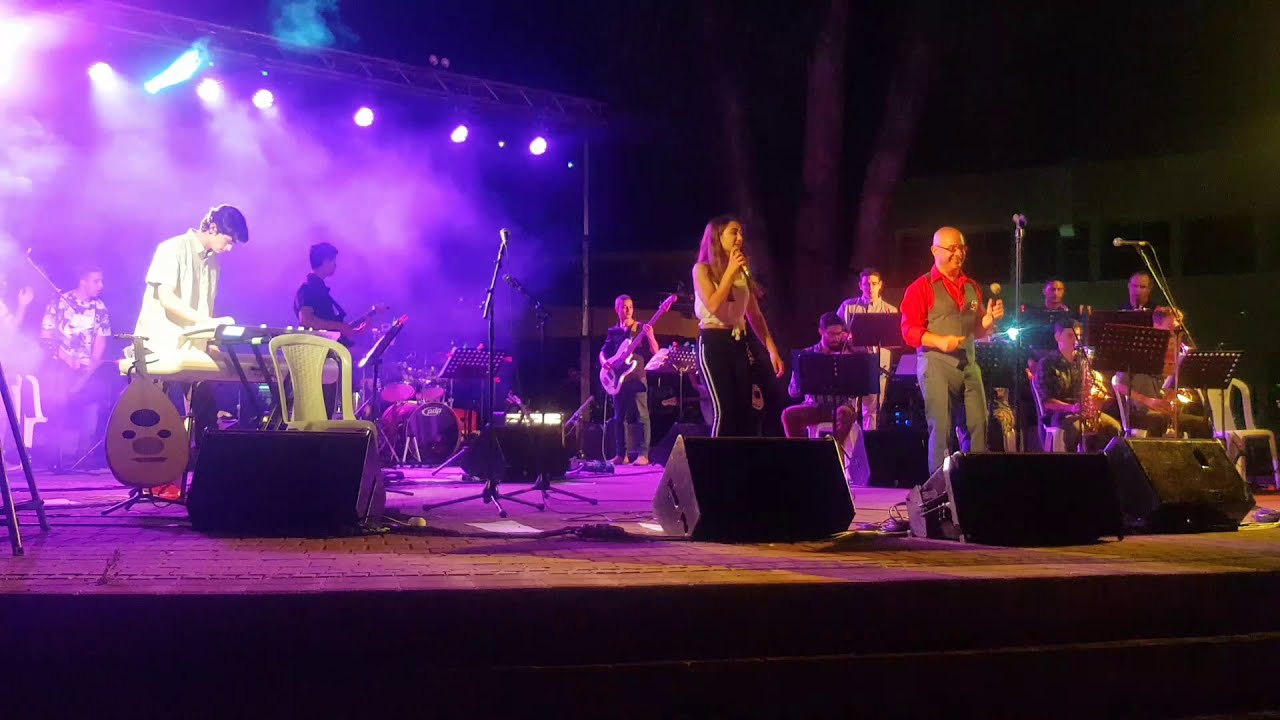 Illy playing with Kobi Oz - Rikudey Amba - ריקודי עמבה - YouTube